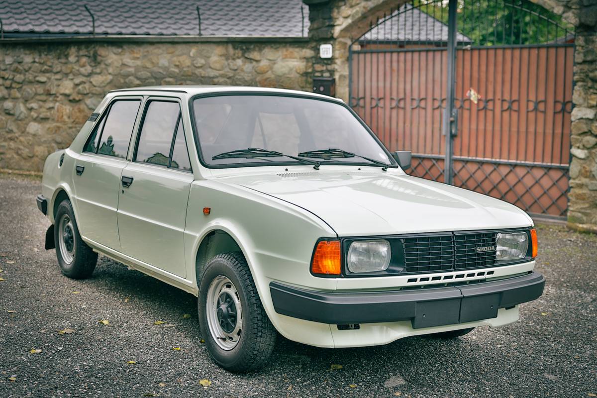 Foto: Na prodej bude zánovní Škoda 105 S z roku 1985! Vypadá, jako by právě vyjela z Mototechny ...