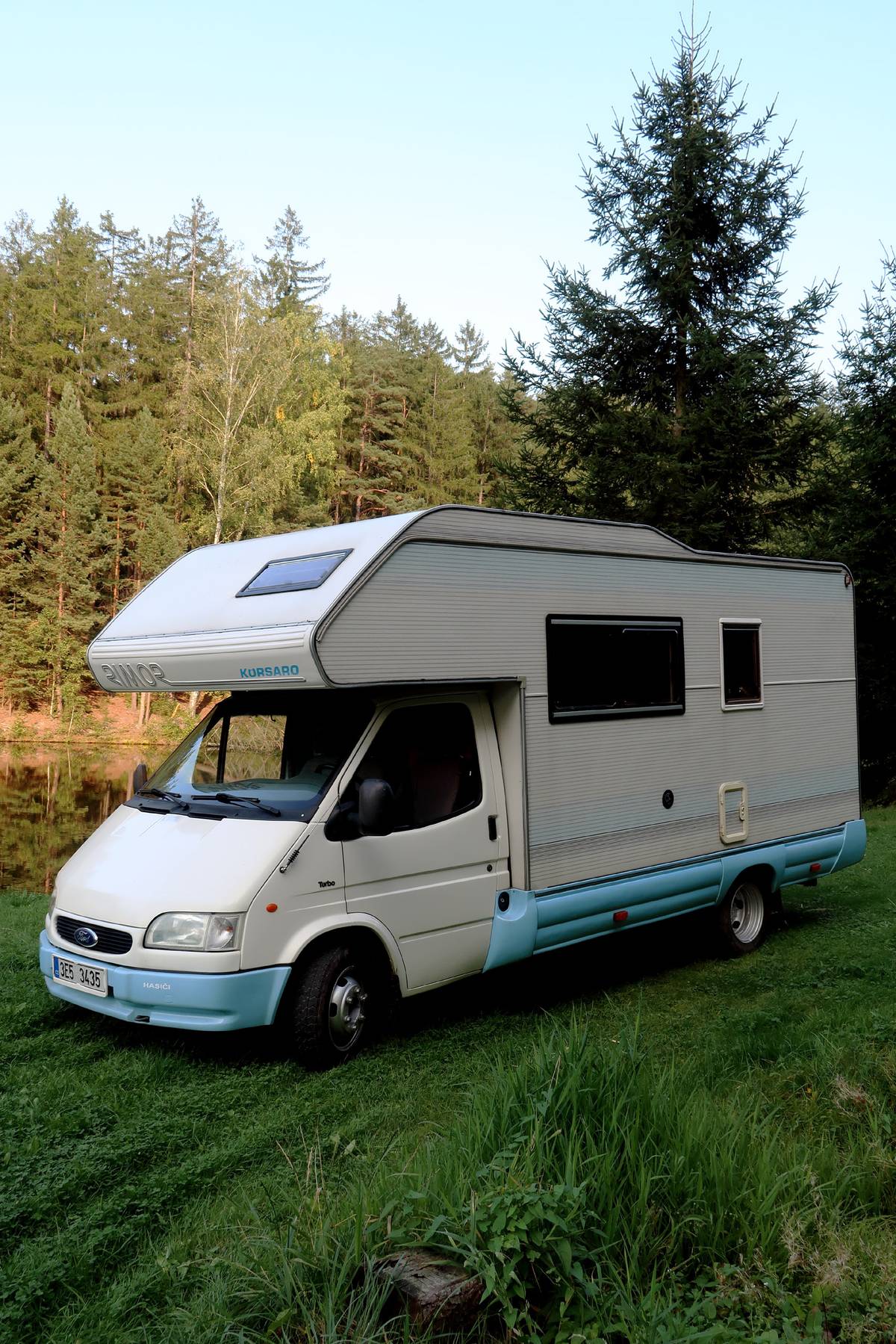 Foto: Kempovací sezona se blíží: Tento starý Transit je pořád ...