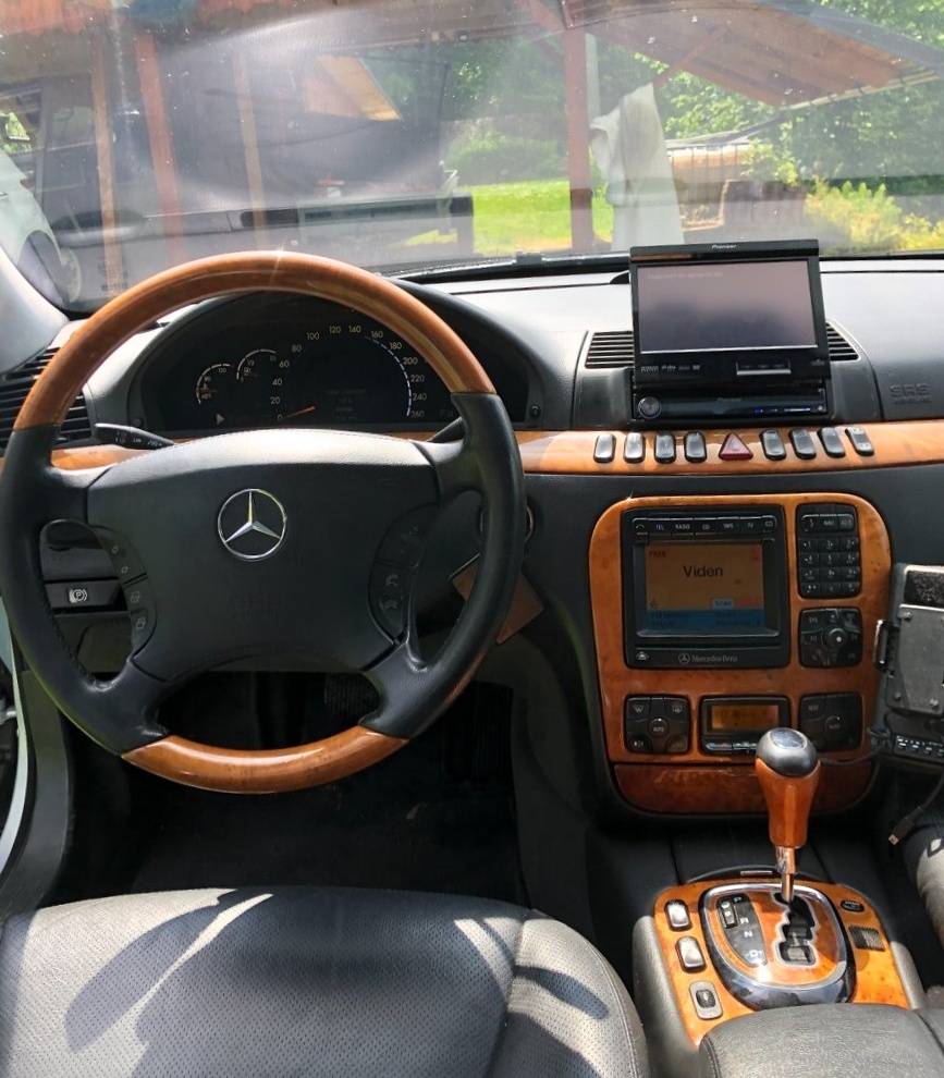 Foto: Mercedes po Karlu Gottovi na prodej: Luxusní výbava, silný motor ...