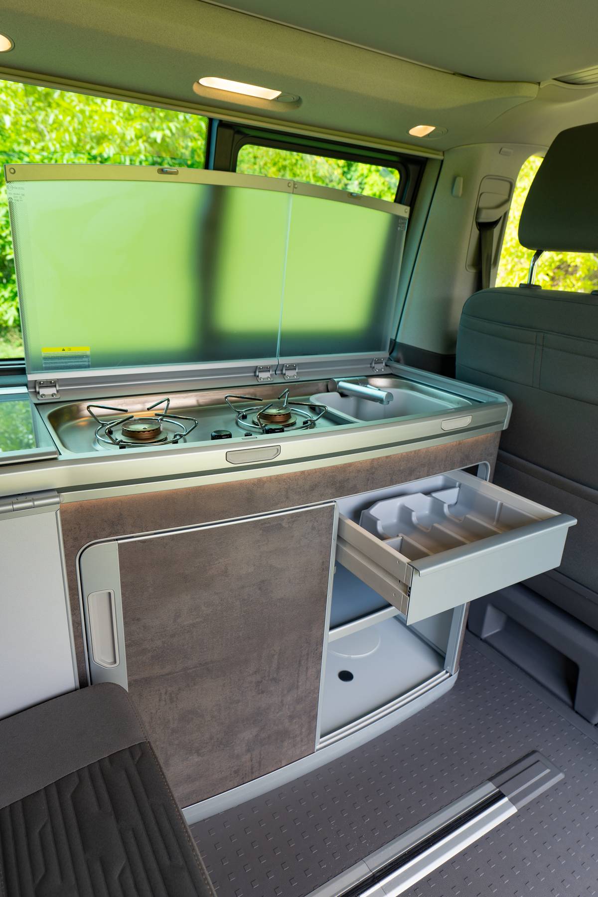 Foto: Rodinný přepravník, o víkendu obytňák: VW California 6.1 Ocean je ...