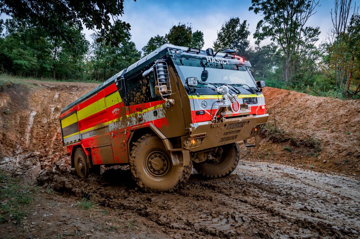 Foto: Nový a krásný hasičský speciál Tatra projede i tam, kam se nedá ...