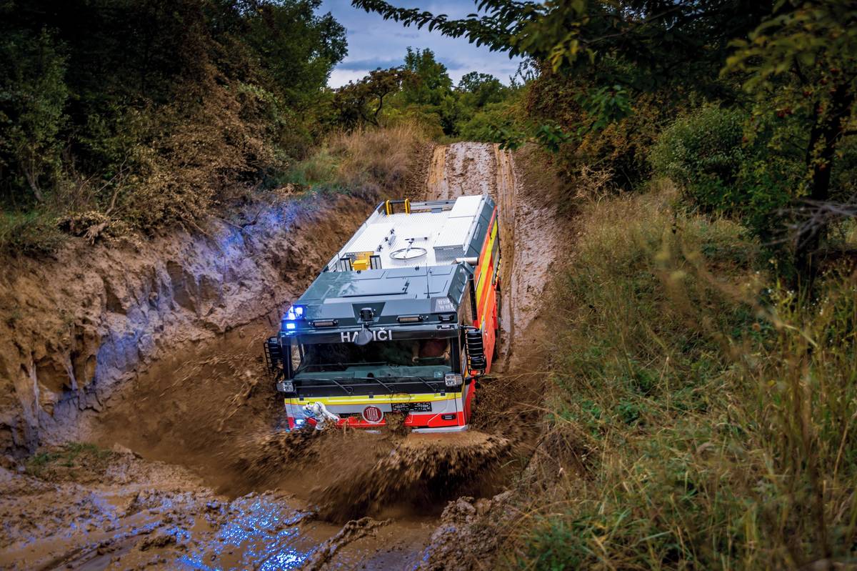 Foto: Nový a krásný hasičský speciál Tatra projede i tam, kam se nedá ...